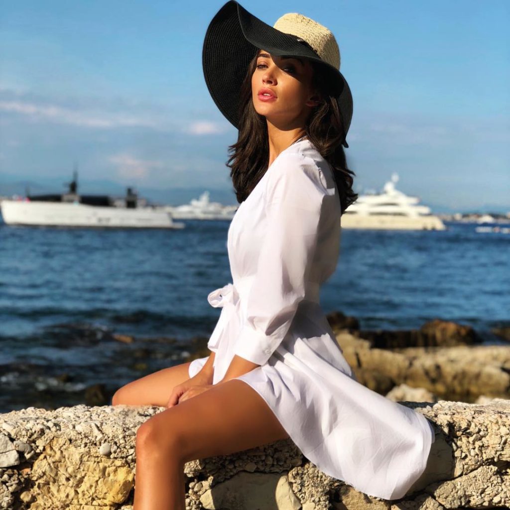 20 Stunning photographs of the newly engaged Amy Jackson